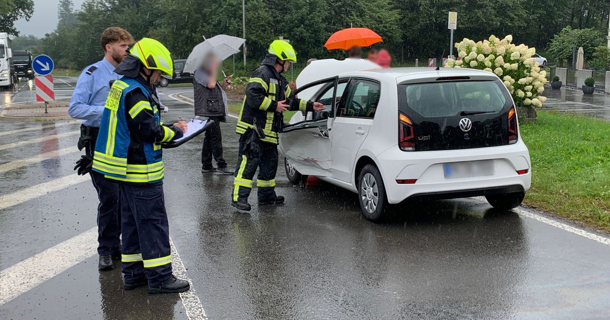 Feuerwehr befreit Frau aus Unfall-Auto | LokalDirekt