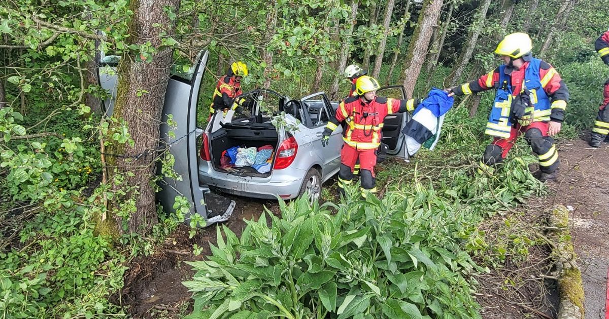Schwerer Unfall auf B54: Feuerwehr rettet eingeklemmte Person | LokalDirekt