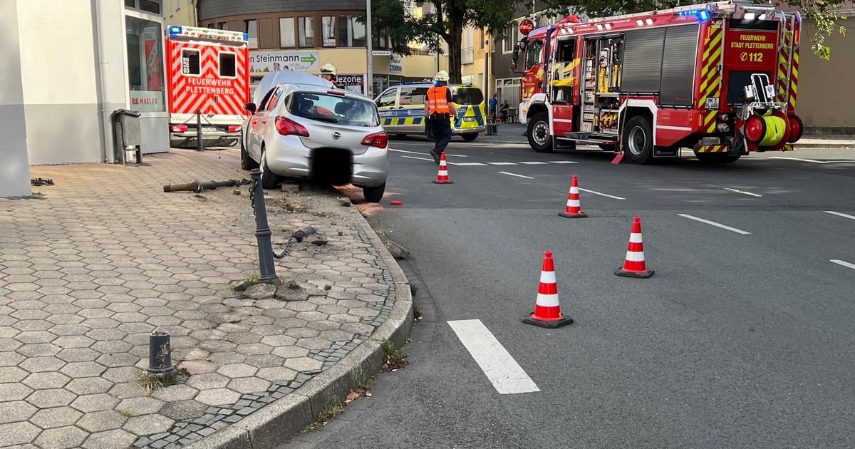 PKW-Fahrerin fährt mehrere Poller auf Gehweg um | LokalDirekt