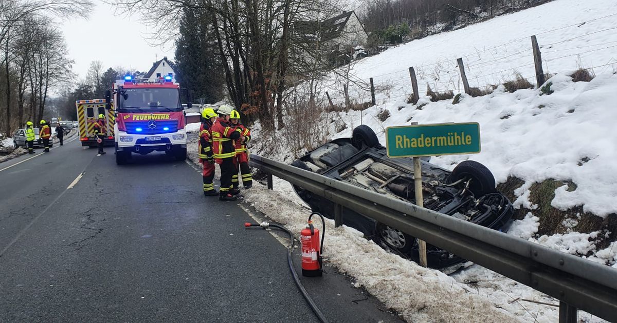 Unfall auf der B54: Auto überschlägt sich nach Überholmanöver | LokalDirekt